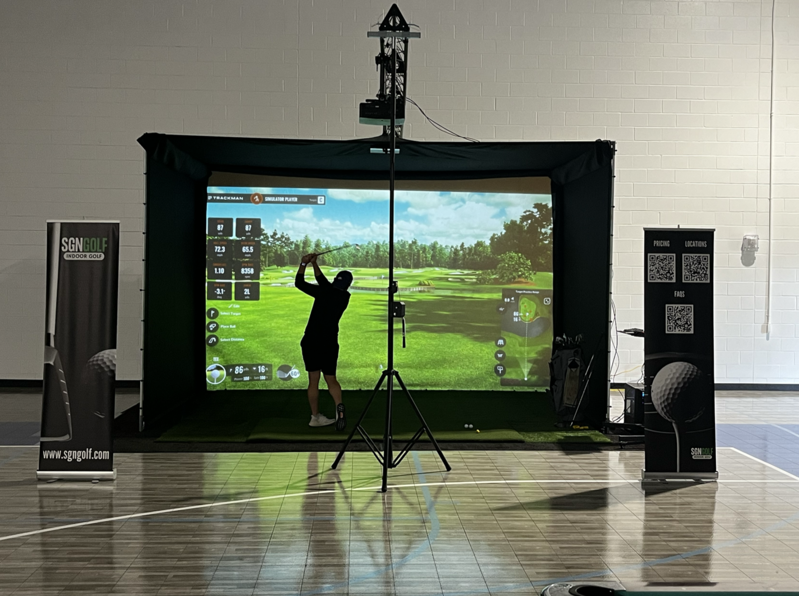 Rent Mobile SGN Bay | Indoor Golf Simulator Cincinnati Dayton